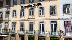 Um edifício com a placa 'Ferraria XVI' e 'FLH Hotels', indicando um hotel.