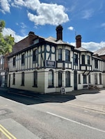 Um edifício tradicional de enxaimel com uma placa que diz "Bridge Public House".