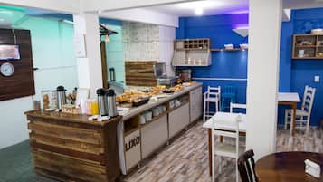 Café da manhã com buffet grátis todos os dias