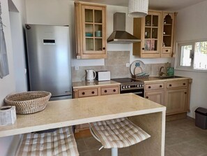 Villa, 1 cama queen-size e sofá-cama | Cozinha privada | Um frigorífico, um micro-ondas, um forno, uma placa de cozinha 