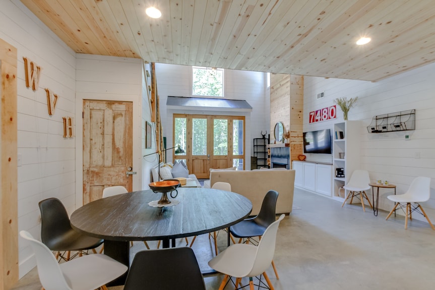 Paddle Creek Retreat! Reservations Include 2 Indoor Pickleball Courts! - Fairview, TN