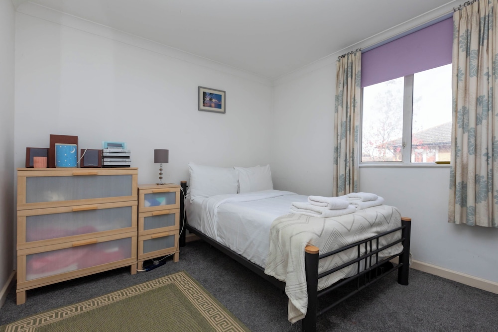 Homely 1bd Flat With Parking, East London - Barking
