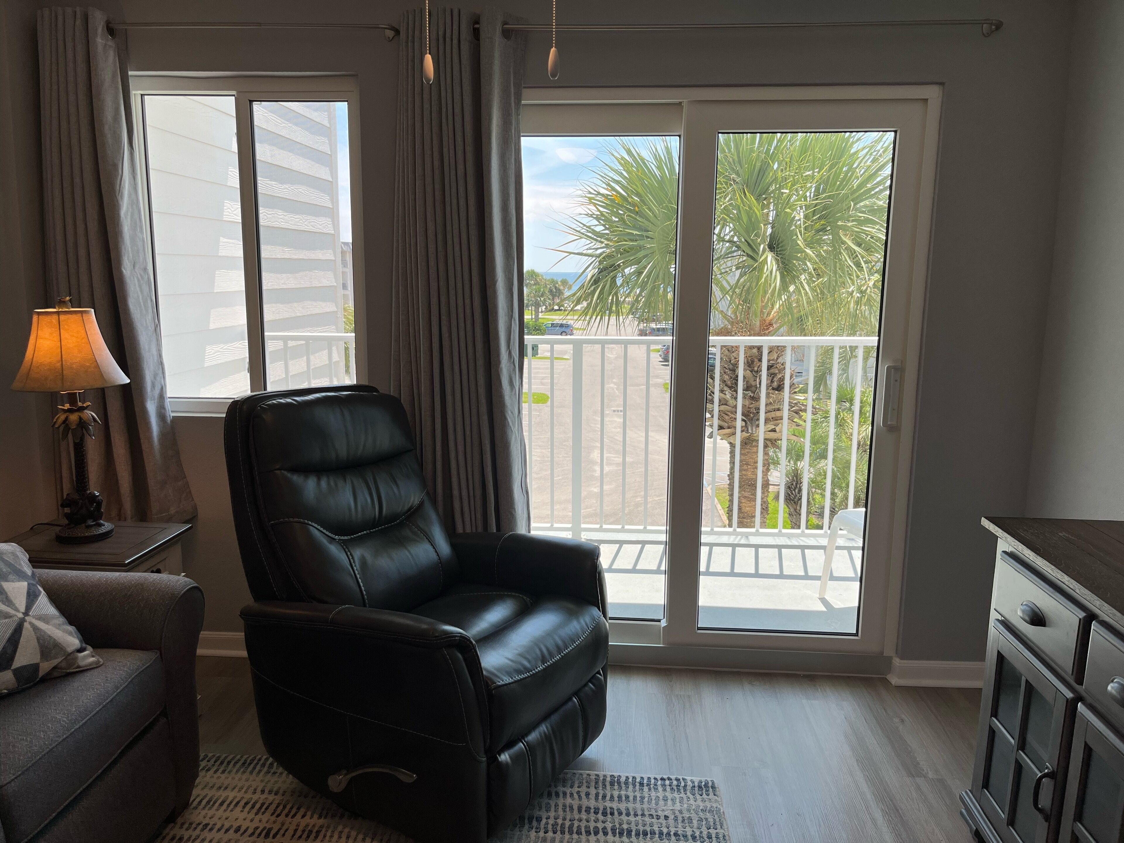 King Bed! Recliner! Indoor Pool! 2  Bedroom 2 Bath - Alabama