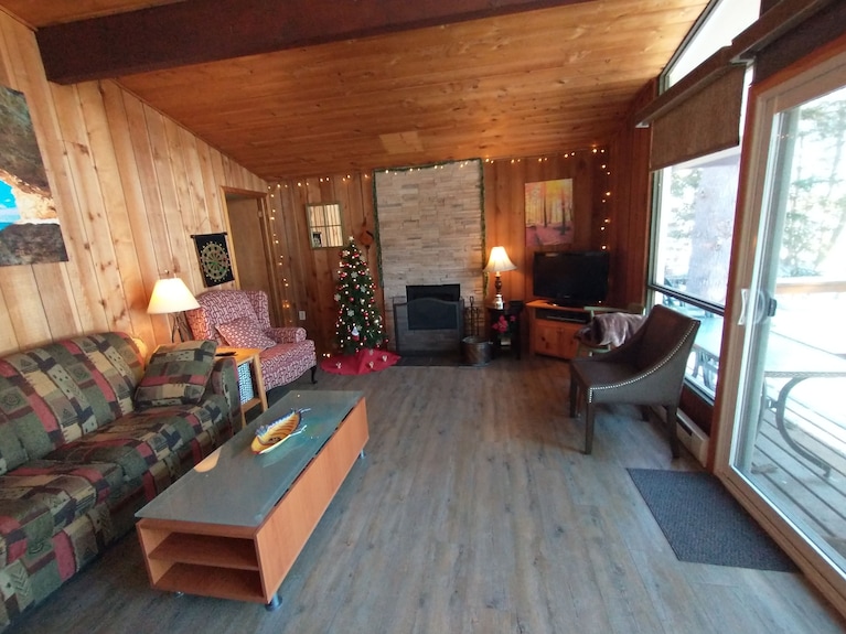 Cozy Weekenders Lakefront Cottage With Hot Tub (Fishing Boat Rental Available) - Kawartha Lakes