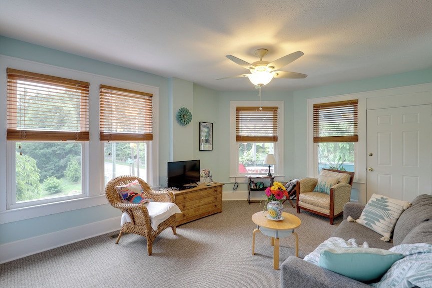 Lovely Hendersonville Retreat ~ 1 Mi To Downtown! - Hendersonville, NC