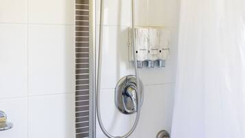 Chuveiro com mangueira cromada e painel de controle.