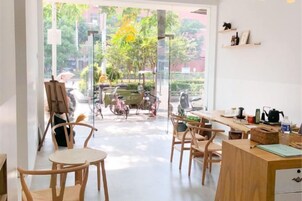 Um interior moderno com área de jantar, uma pintura na parede e vista para o exterior.