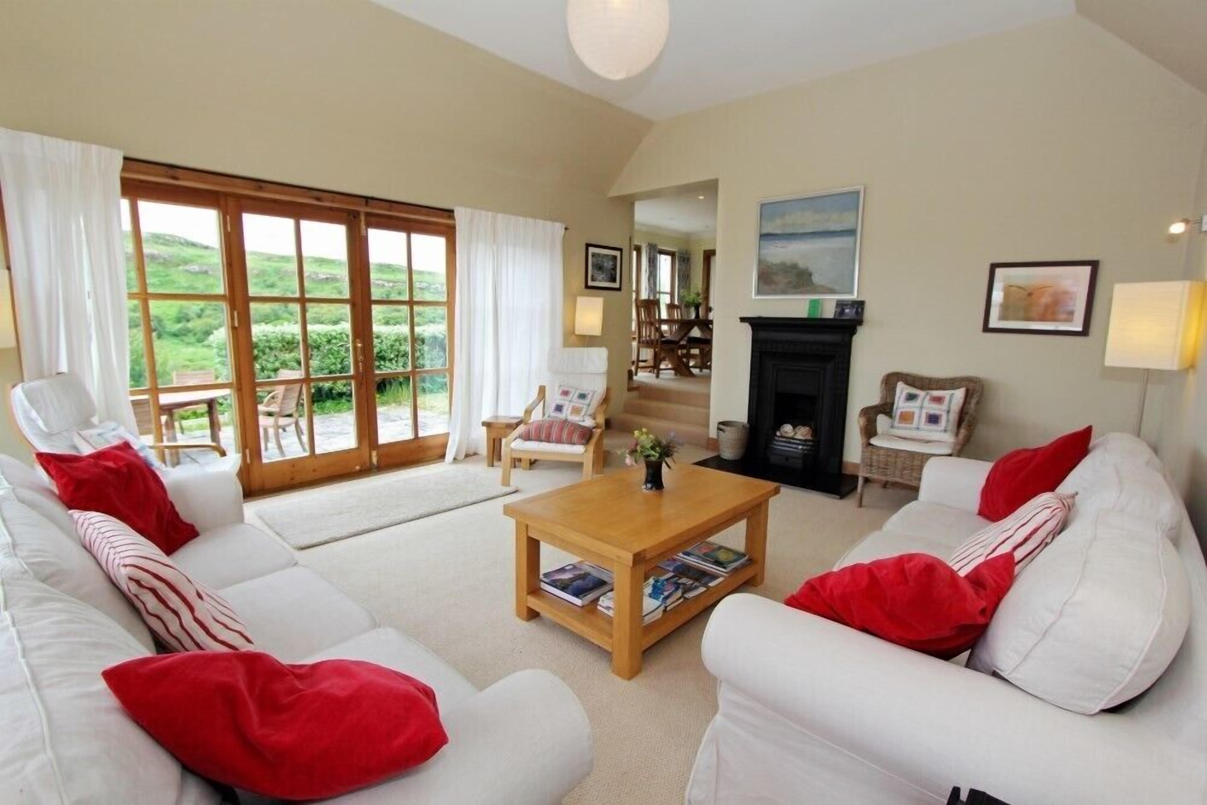 Saltwinds, Pet Friendly, With A Garden In Carbost - Skye