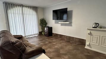 Quarto Deluxe | Cofre no quarto, roupa de cama fornecida