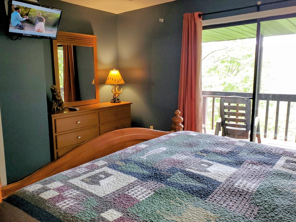 Gorgeous Mountain View You Wouldn't Expect With This Private Wooded Location! - Pigeon Forge, TN