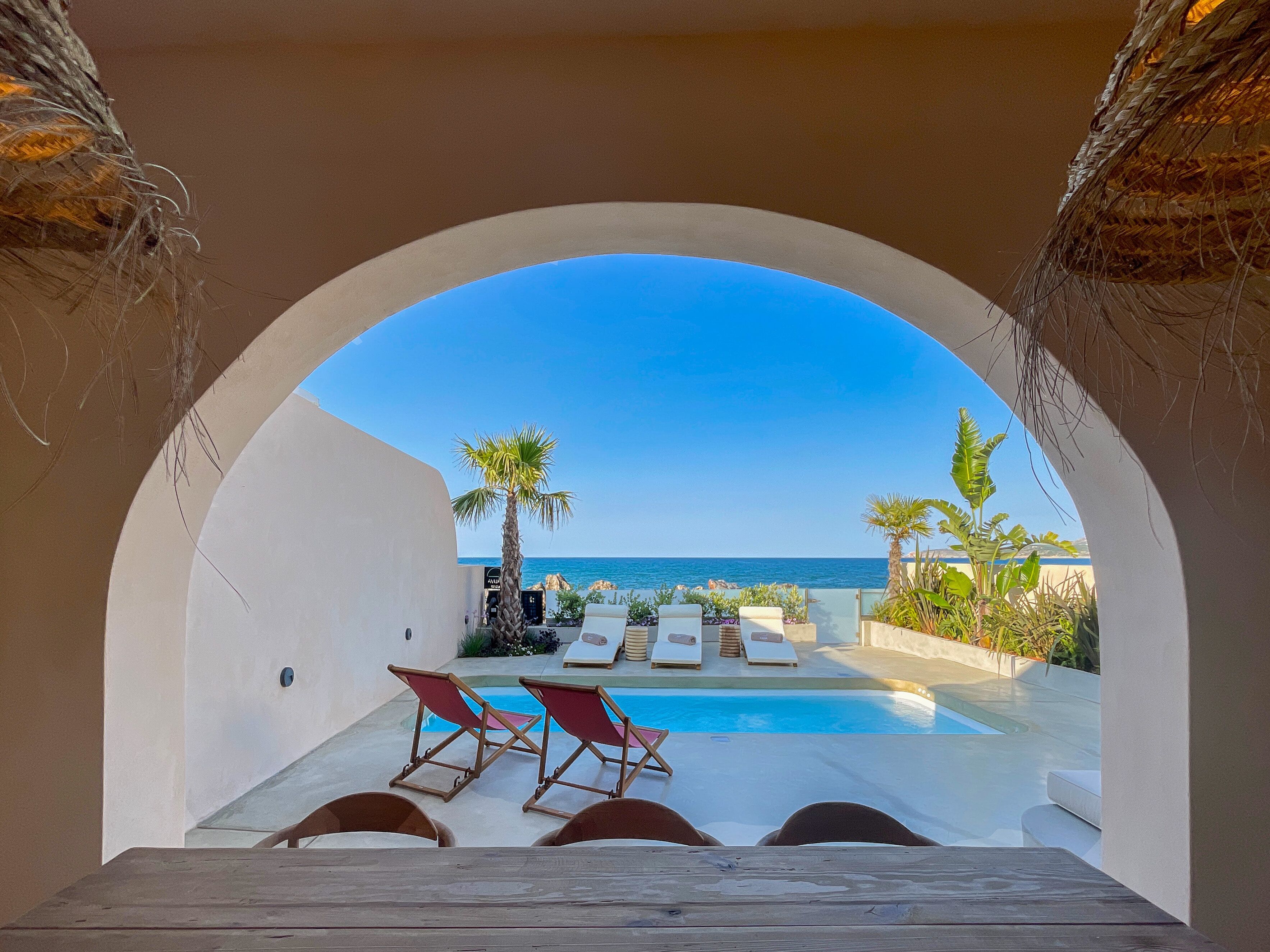 Piscina externa sazonal, guarda-sóis, espreguiçadeiras