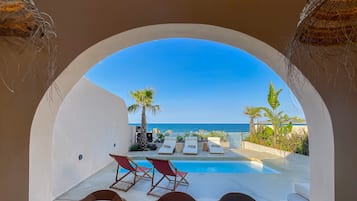 Piscina externa sazonal, guarda-sóis, espreguiçadeiras