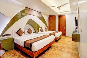 Quarto triplo luxo | Individualmente decorados, individualmente mobiliados, escrivaninha