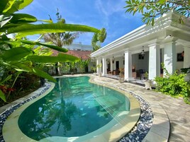 2 piscinas exteriores 