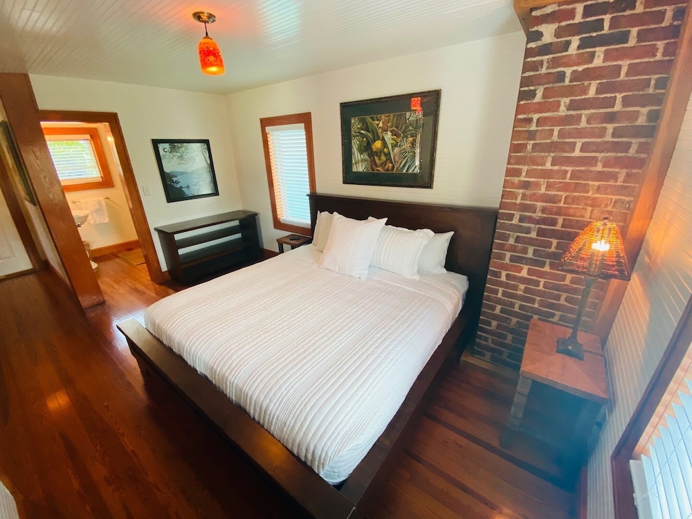 Historic Downtown Pass A Grille Beach 15k Sq Ft! - St. Pete Beach, FL