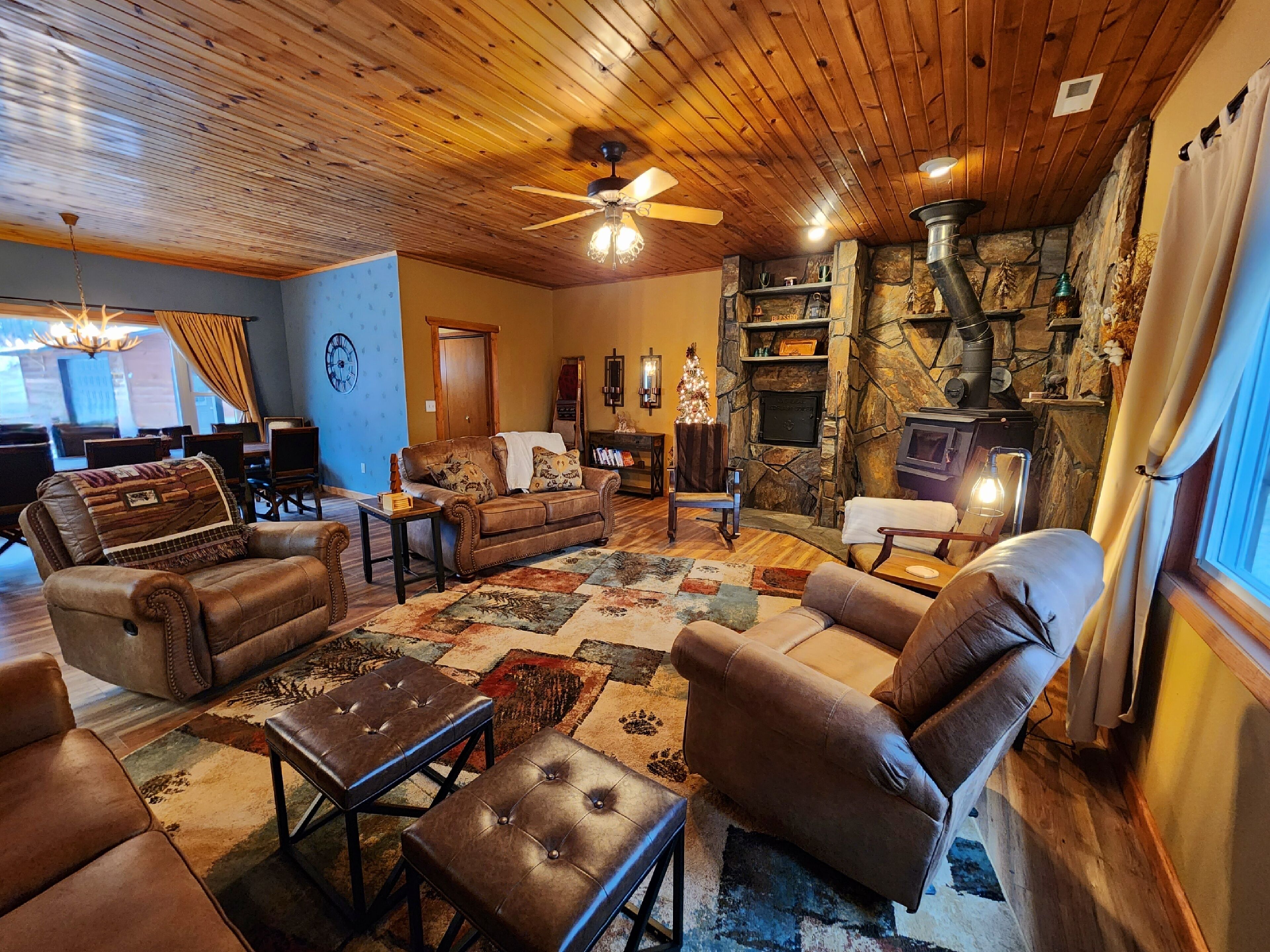 Pinetree Cabin - 4 King Beds, Stunning Views - Custer, SD
