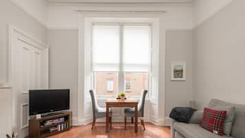Apartamento, várias camas | Sala | Televisor de 30 polegadas com canais por cabo