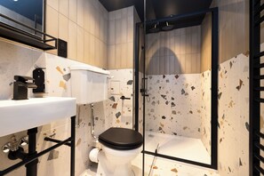 Apartamento | Casa de banho | Um polibã, um secador de cabelo, toalhas fornecidas, sabão 