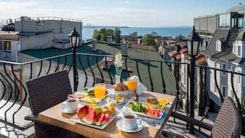 Pequeno-almoço tipo buffet diário (10 EUR por pessoa)