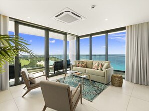 Apartamento panorâmico, 2 quartos, sacada, vista para a praia | Área de estar | Smart TV