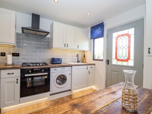 Casa de Campo | Cozinha privada | Um frigorífico, uma chaleira elétrica, uma torradeira