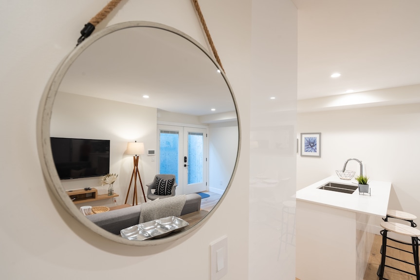 Stylish Brand New Minutes From City - Bsmt Suite - 西溫哥華