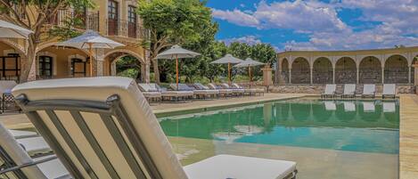 Piscina exterior, toldos gratuitos, guarda-sóis