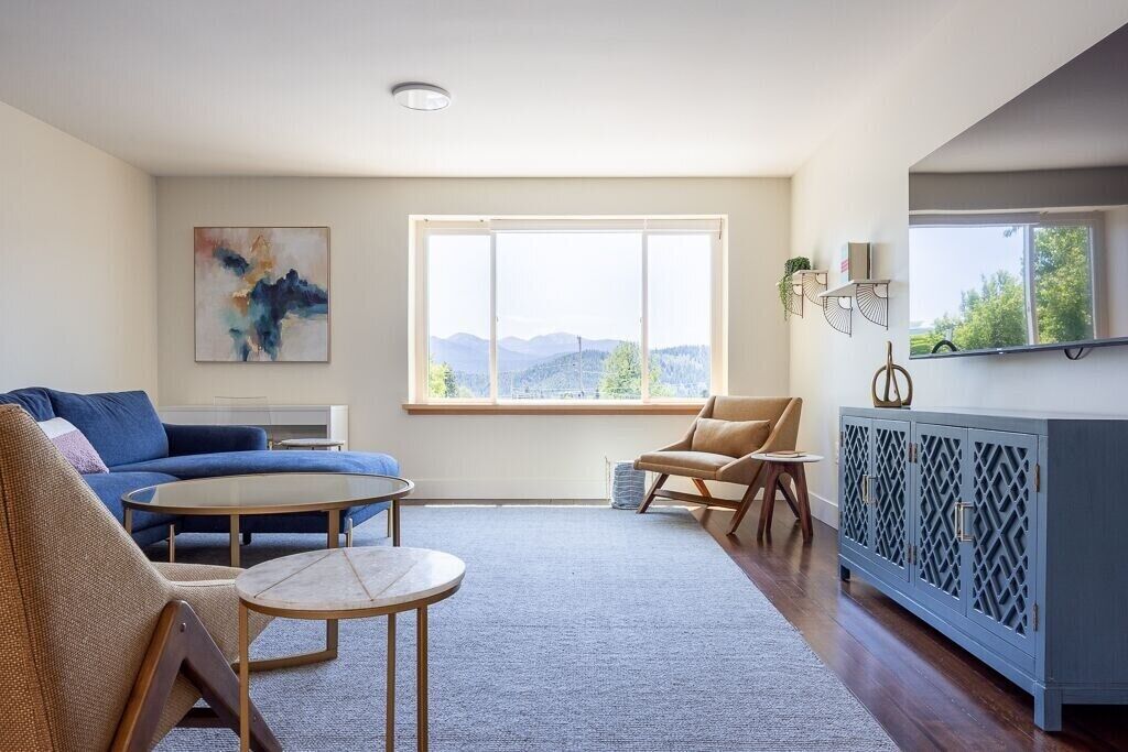 Summit Lofts, Extra Large Executive Suite, #210 - Mount Shasta, CA