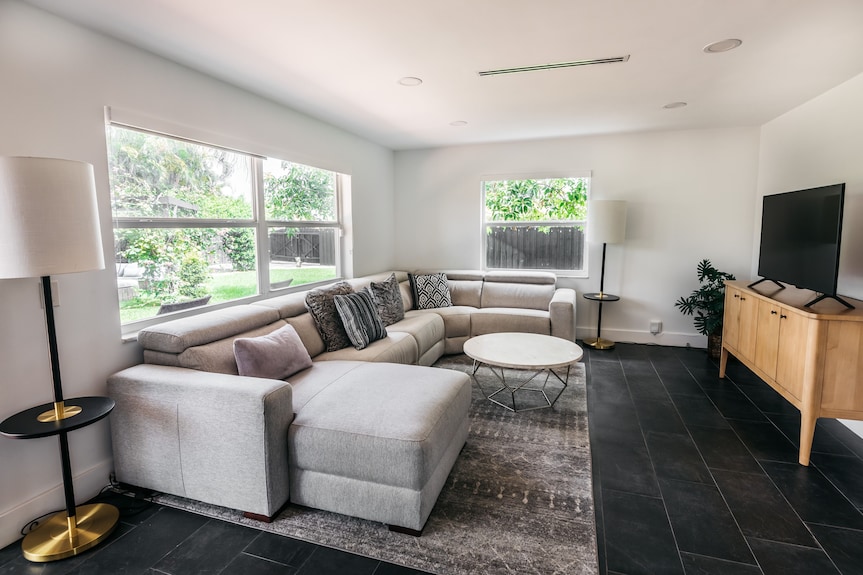 Luxurious Modern Home W/ Private Tropical Backyard Close To Beach And Downtown! - Palm Springs, FL