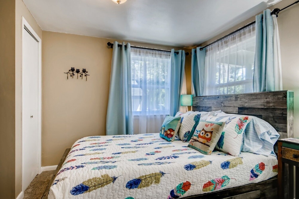 Red Rocks Golden Getaway Bungalow - Golden, CO