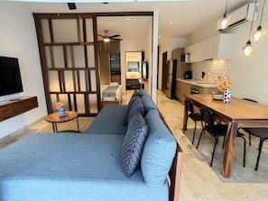 Apartamento Premier | Sala de estar | Televisor LED de 55 polegadas com canais via satélite, televisor 