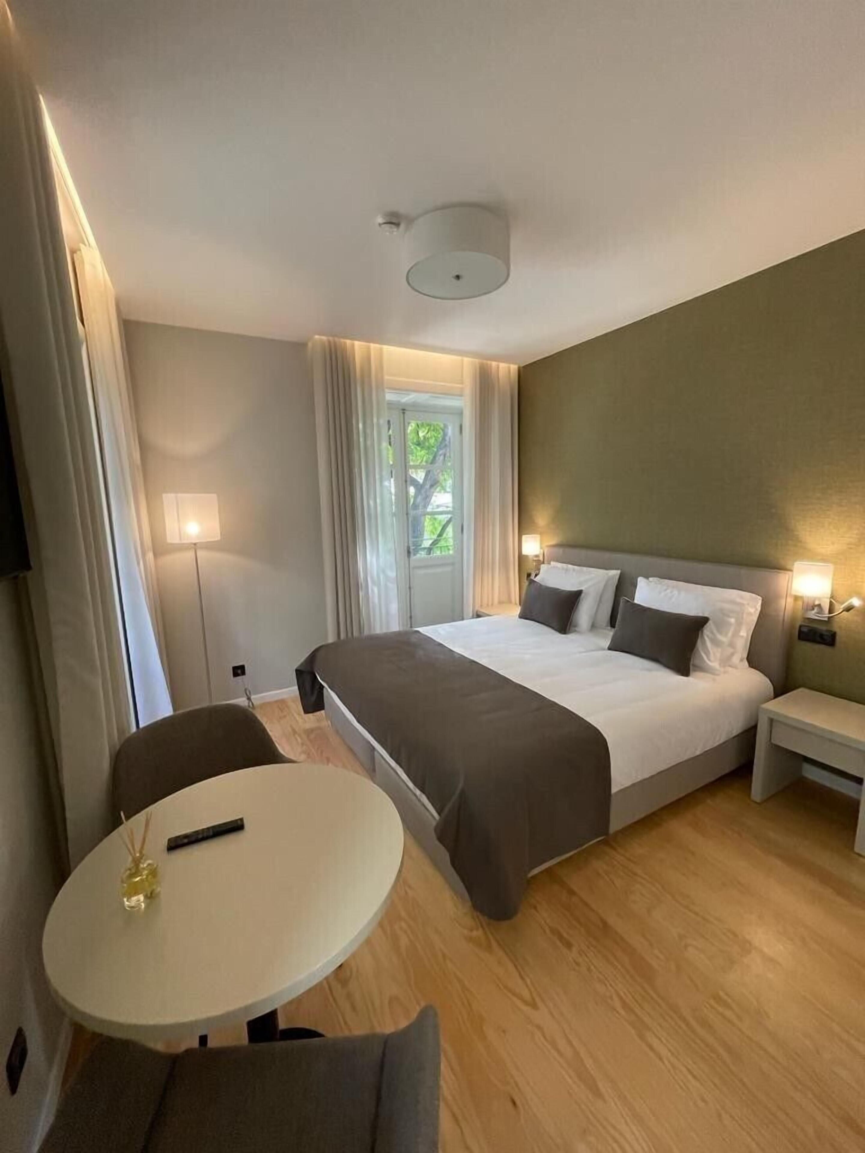 Quartos à prova de som, Wi-Fi de cortesia, roupa de cama