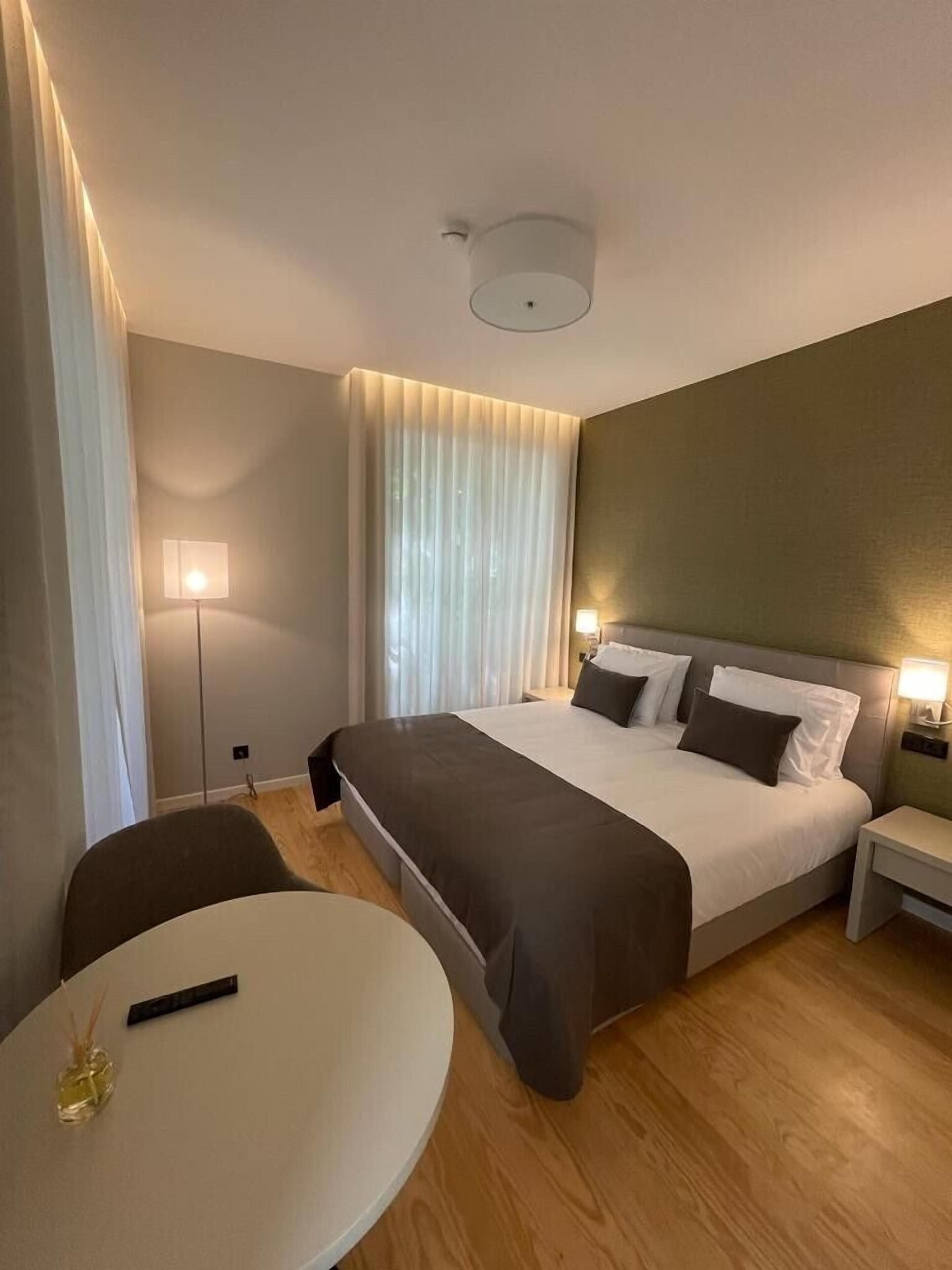 Quartos à prova de som, Wi-Fi de cortesia, roupa de cama