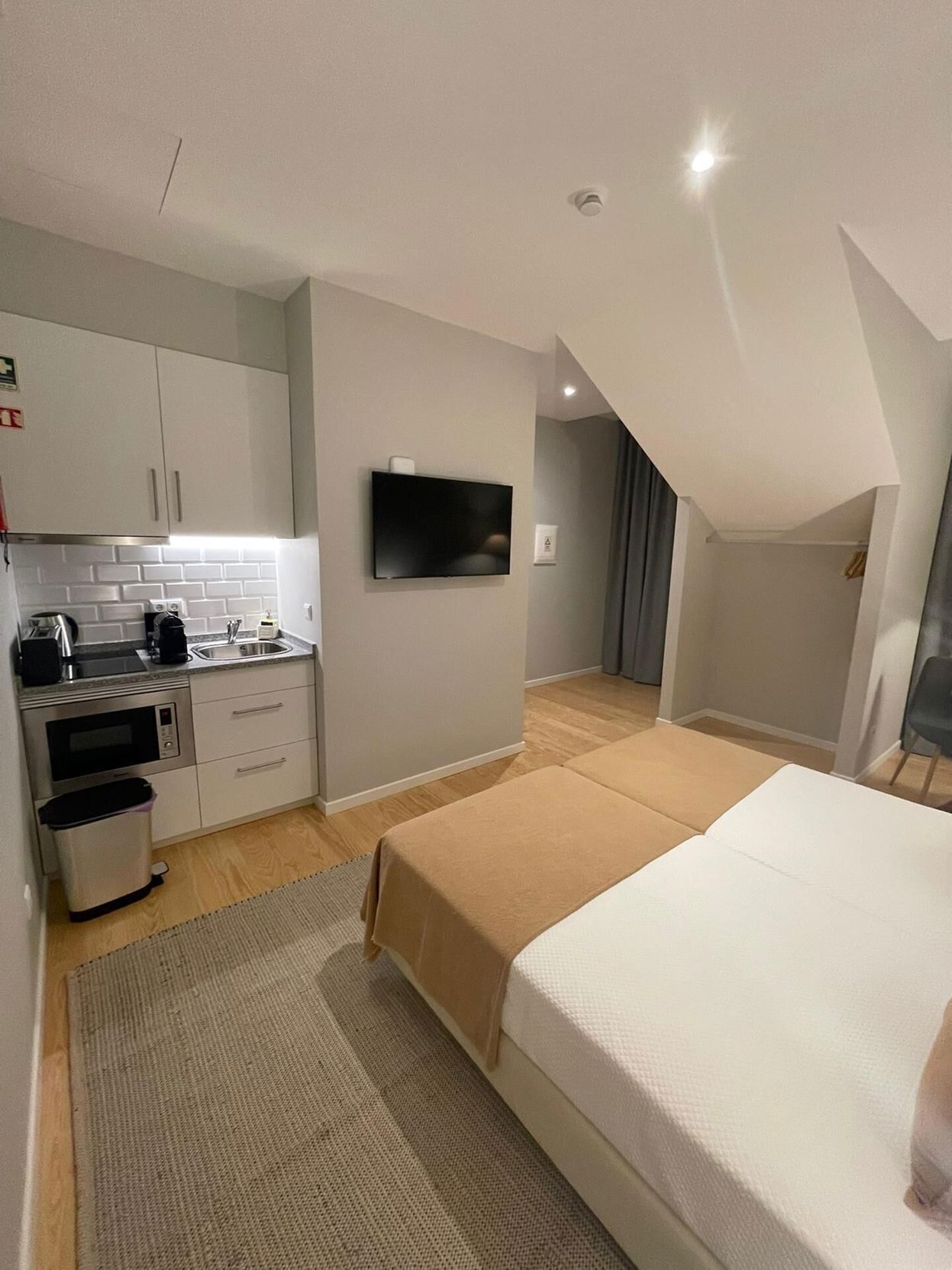 Quartos à prova de som, Wi-Fi de cortesia, roupa de cama