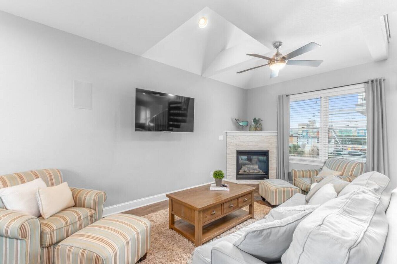 Luxury Townhome 1 Block From Beach, On Boardwalk - Virginia Beach, VA