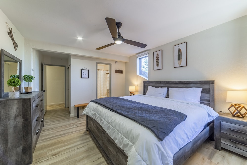 Location! Walk To Canyon Lodge! Mammoth Ski & Racquet Club - June Lake, CA