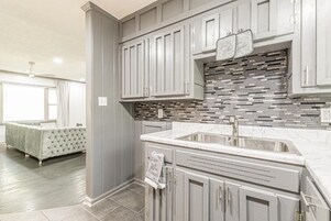 Geladeira grande, micro-ondas, cooktop, máquina de café expresso