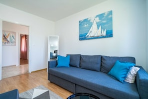 Apartamento (Two Bedroom Apartment with Terrace an) | Sala de estar | TV