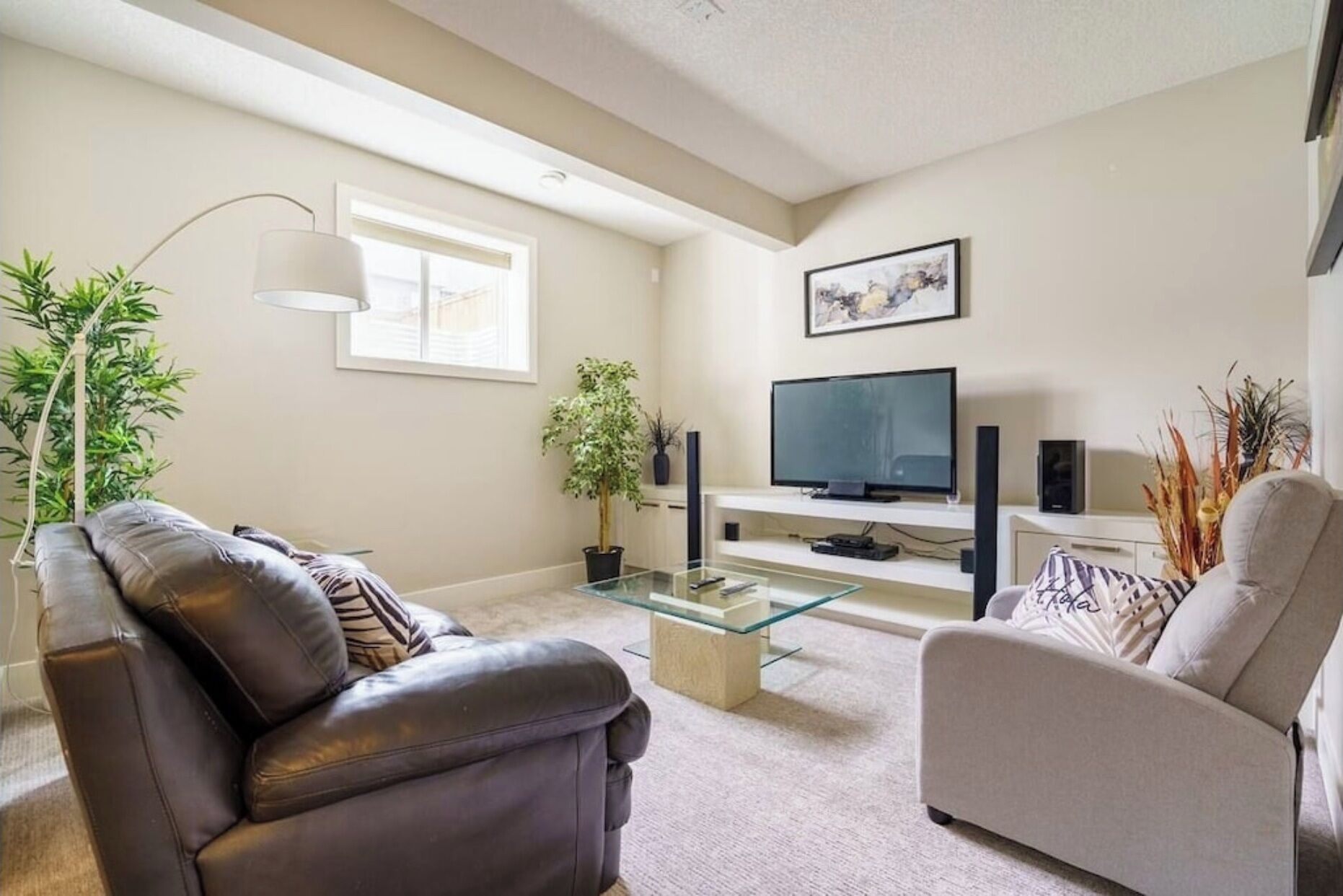 The Premier Suite | 321mbps Wifi | Perfect Stays - Airdrie