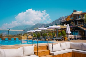 Piscina exterior, da(s) 10:30 à(s) 20:00, guarda-sóis, espreguiçadeiras 