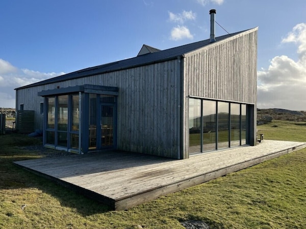 Clachan Lodge, Pet Friendly, With A Garden In Lochmaddy, North Uist - North Uist