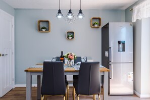 Um frigorífico, um micro-ondas, um forno, uma placa de cozinha 