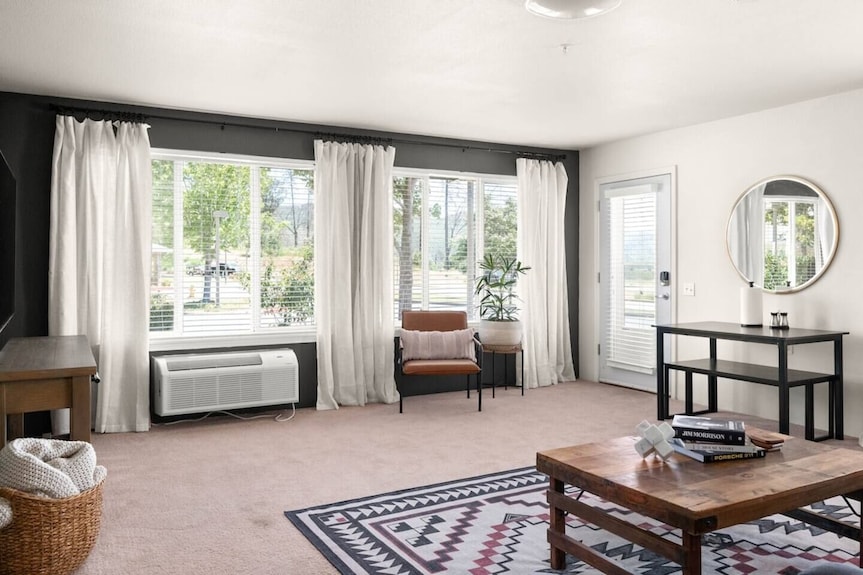 Lovely Pet Friendly 2bd / 2ba W/ Private Entrance, On Site Laundry & Dedicated Parking - Paradise, CA