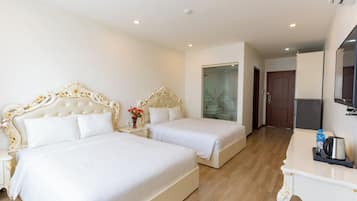 Quarto Quádruplo Superior, não fumadores, Vista para a cidade | Edredões de penas, camas de colchão Select Comfort