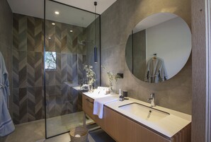 Quarto triplo design | Banheiro | Chuveiro, chuveiro com efeito de chuva, produtos de toalete grátis