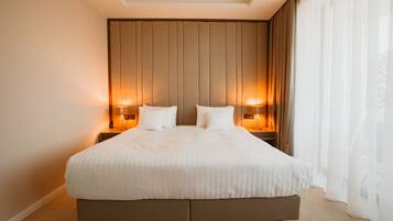 Quarto Duplo Empresarial, varanda | Minibar, cofre no quarto, secretária, cortinas/cortinados opacos