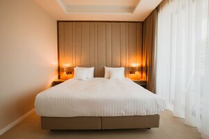 Quarto casal empresarial, sacada | Frigobar, cofres nos quartos, escrivaninha, cortinas blackout
