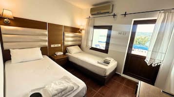 Quarto Twin Deluxe | Roupa de alta qualidade, secretária, Wi-fi grátis