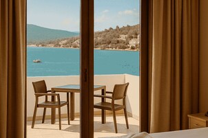 Quarto Superior, terraço, vista para o mar | Roupa de alta qualidade, secretária, Wi-fi grátis 