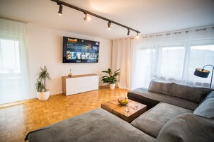 Apartamento de Luxo em Condomínio Fechado | Sala de estar | Smart TV de 85 de polegadas com canais via satélite, televisor, Netflix 